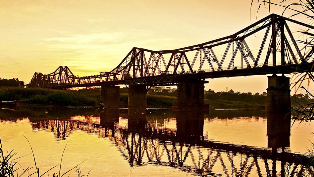 Exploring the Historic Long Bien Bridge: A Living Relic of Hanoi's ...